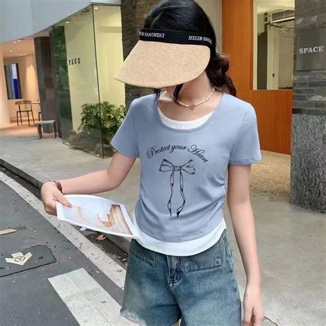 La Belleza假兩件莫代爾棉圓領拼接白色蝴蝶結印花側抽皺收腰合身顯瘦彈性t恤 短袖 Yahoo奇摩購物中心