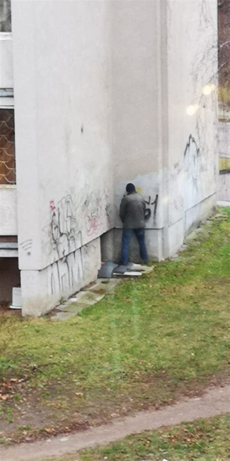 This Guy Just Peeing In A Corner In Plain Sight R Normaldayinrussia
