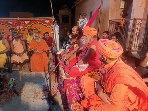 मुरली मनोहर मन्दिर में लोगों ने संतों का किया स्वागत People Welcomed