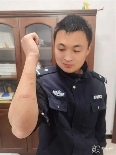 这次手铐是用来救命的！生死关头，他用手铐将两人紧紧铐在了一起我苏网