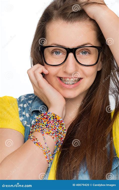 Fille Avec Des Accolades Portant Des Lunettes De Connaisseur D Isolement Photo Stock Image Du