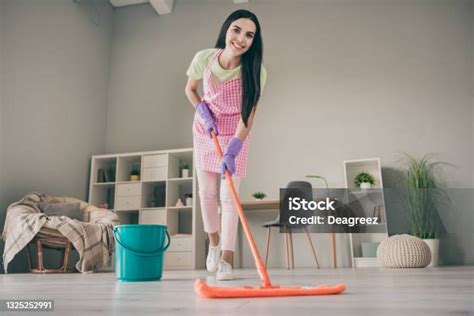 전체 길이의 바디 사이즈 보기 의 사랑스러운 쾌활 한 긴 머리 여자 하녀 닦아 클렌징 바닥 청소 에 라이트 인테리어 룸 T 셔츠에 대한 스톡 사진 및 기타 이미지 Istock