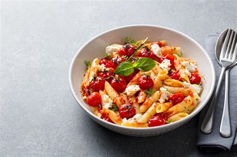 구운 토마토 소스 모짜렐라 치즈를 곁들인 파스타 페네 회색 배경입니다 공간을 복사합니다 건강한 식생활에 대한 스톡 사진 및 기타 이미지 Istock