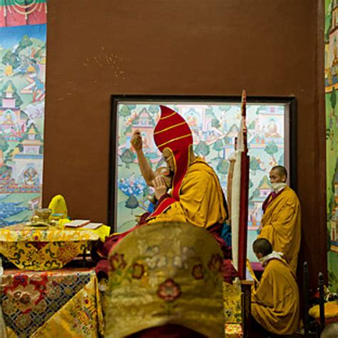 Stream Hh Dalai Lama 尊者達賴喇嘛漢譯 Listen To 2010年5月 心經 Playlist Online