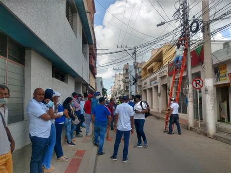 Subido A Un Poste Exconcejal Iler Acosta Protesta Contra La Empresa Air E Diario Del Norte