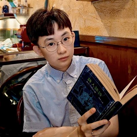 Forest Lin 〈眺望〉 ⠀⠀⠀⠀⠀ 牽掛的事物盈滿雙眼，我在偏狹的日子 只有一貫清澈的風使幕簾輕輕搖晃 Facebook