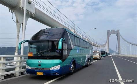 五峰山长江大桥南北公路接线通车，系国内首座公铁两用悬索桥施工