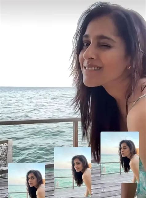Rashmi Gautam బికినీలో ముద్దులుస్తూ కన్ను కొడుతూ రచ్చ