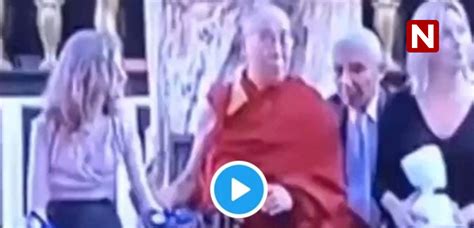 Dalai Lama suma nueva polémica por tocar y acariciar así a una niña