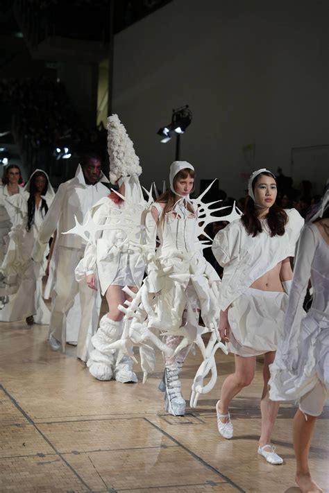 Pin By Vickygiannouli On Central Saint Martins Conceptual Fashion Fashion Show Fashion