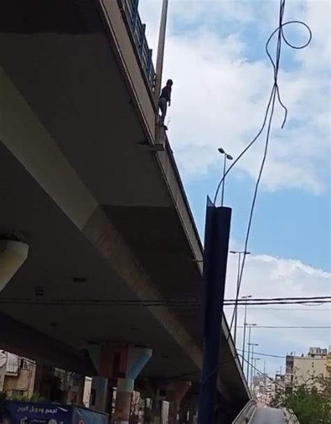 شابة ترمي نفسها عن جسر برج حمود الأشرفية