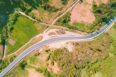 春天山間公路的鳥瞰圖美麗的天景景觀喀爾巴鄂山脈烏克蘭 照片檔及更多 高速公路 照片 高速公路 光 咖啡色 Istock