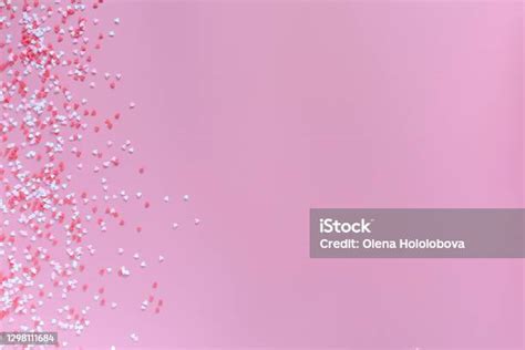 트렌디 한 분홍색 배경에 작은 빨간색 분홍색과 흰색 하트 해피 발렌타인 데이 어머니의 날 3 월 8 세계 여성의 날 휴일 카드 개념 플랫 레이 0명에 대한 스톡 사진 및