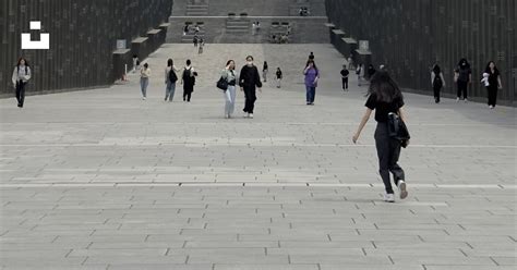 돌 산책로를 걷는 한 무리의 사람들 사진 Unsplash의 무료 여자 이미지