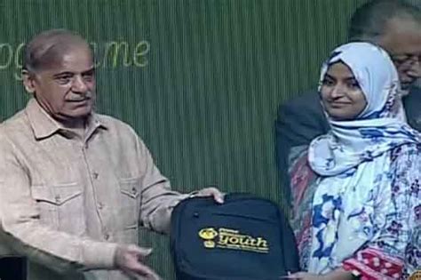Roznama Dunya وزیر اعظم شہباز شریف کا دورہ سیالکوٹ، طالبات میں لیپ ٹاپ