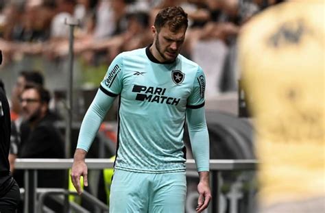 Botafogo Lucas Perri Com Dores Nas Costas Fica Fora De Treino