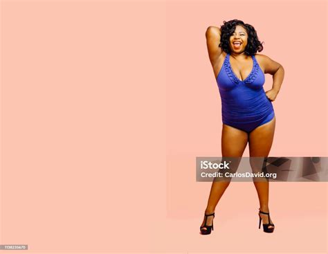 수영복에 아름 다운 플러스 사이즈 모델의 전신 초상화 여자에 대한 스톡 사진 및 기타 이미지 여자 플러스 사이즈 모델