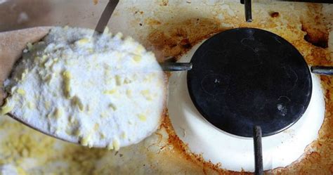 Дієвий засіб який без зайвих зусиль відчистить вашу кухонну плиту від жиру та бруду