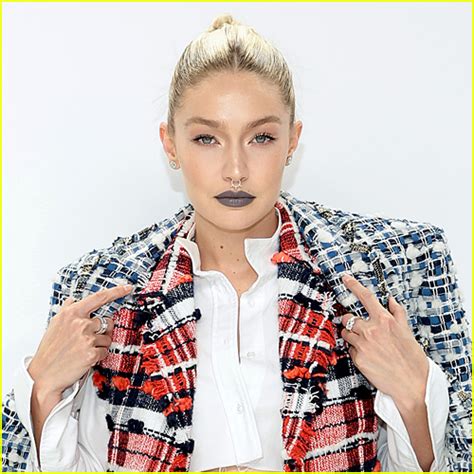 Gigi Hadid Rocks Grey Lipstick And 5 Different Patterns At Cfda Awards