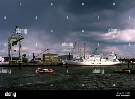Seatrade's banana laden Eastern Bay at Hansahafen terminal in the port ...