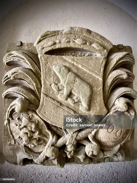 사암으로 복잡하게 조각된 베르네의 문장은 14세기 툰 시티 교회의 중세 시계탑 내부의 한쪽 벽을 장식합니다 0명에 대한 스톡 사진 및 기타 이미지 Istock