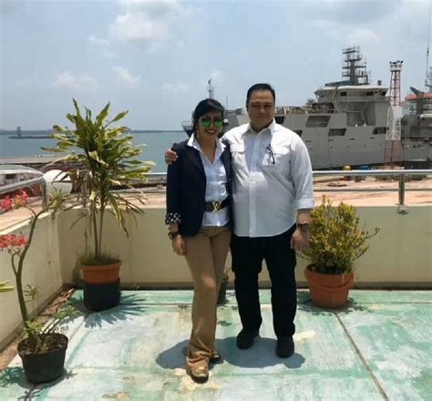 Maya Miranda Ambarsari Terima Penghargaan Terpilihnya Batamec Shipyard