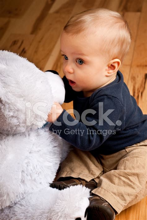 베이비 테 디 베어와 놀고 스톡 사진 Freeimages