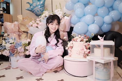 沈月扎双马尾拿气球少女感足 双手托腮露齿微笑 搜狐大视野 搜狐新闻
