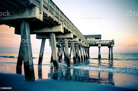 조지아에서 Tybee 섬 부두의 넓은 각도 보기 핑크와 보라색 색상 하늘에서 화려한 일몰 0명에 대한 스톡 사진 및 기타 이미지