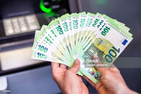 여자의 많은 돈여자의 손에 많은 돈 백그라운드에서 유로 지폐와 캐치 머신 가계에 대한 스톡 사진 및 기타 이미지 가계 개념