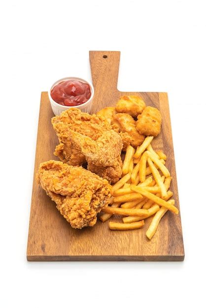 Frango Frito Com Batata Frita E Pepitas Refeição Foto Premium