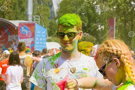 卢日尼基体育中心附近的彩色比赛 Color Run是一个全俄罗斯主持的动态活动，有数千个竞争对手 编辑类照片 图片 包括有 比赛 动态