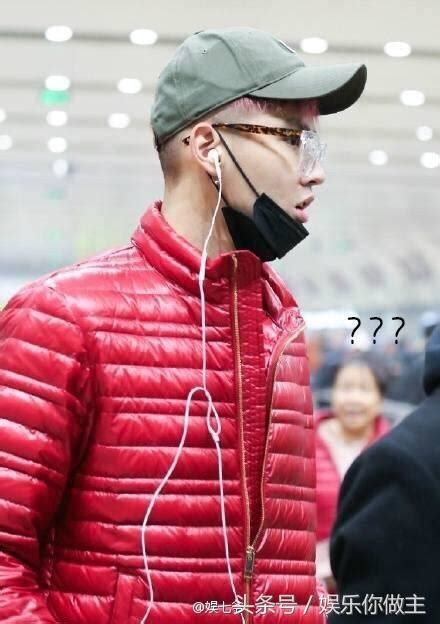 吳亦凡機場與大媽撞衫 一臉生無可戀 每日頭條
