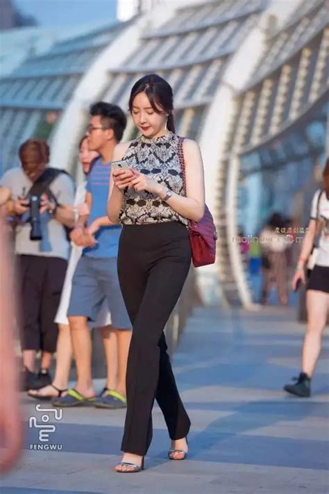 身材豐腴，穿黑色緊身褲的性感少婦 Ifuun