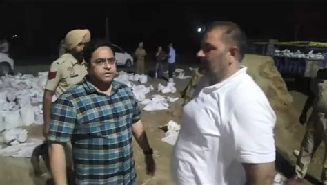 बाढ़ से निपटने के लिए सांसद व डीसी ने देररात तक संवेदनशील इलाकों में