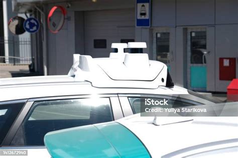 자율 주행 자동차의 지붕에 있는 lidar 센서와 카메라 테스트 중인 자율주행차 시스템 차량에는 수많은 lidar 센서가