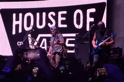 Robert Trujillo Performs Full Set With Suicidal Tendencies Fills In
