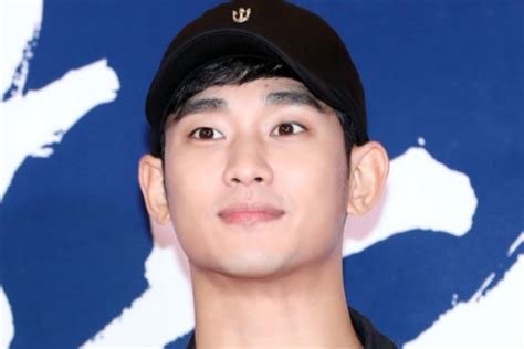 김수현 논란 속 얼굴 드러냈다