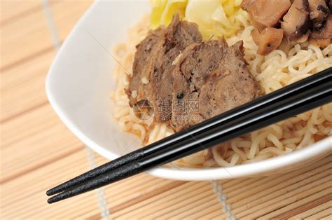 肉面面饮食筷子餐厅白色黄色健康盘子烹饪美味美食高清图片下载 正版图片320632327 摄图网