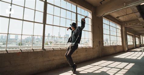 검은 티셔츠와 검은 바지를 입은 남자가 낮에 갈색 콘크리트 바닥에 서 있다 사진 Unsplash의 무료 댄스 이미지