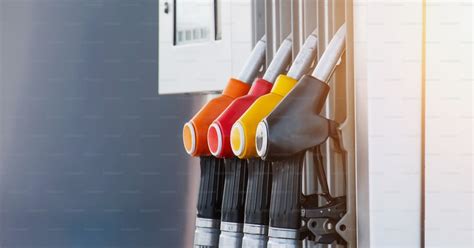 연료 오일 가솔린 및 디젤이 있는 서비스 주유소 측면도 가스 펌프 연료 공급 총의 클로즈업 주유소 사진 Unsplash의 가로 이미지