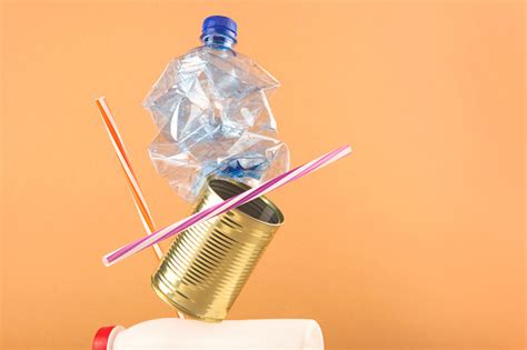 재활용을 위해 쓰레기로 만든 타워 반인력 환경 보호 개념 0명에 대한 스톡 사진 및 기타 이미지 0명 감소 개념 Istock