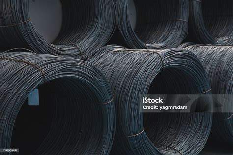 철 금속 와이어 로드 또는 건설 산업에 대한 코일의 더미 강철 와이어 울타리 롤 건설 및 산업용 강철 와이어 타이 롤 철 또는 강철 배경의 코일 강철에 대한 스톡 사진 및