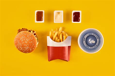 패스트 푸드 요리 최고 볼 수 있습니다 고기 햄버거 감자 칩 및 웨지입니다 구성 데 려가 감자 튀김 햄버거 노란색 바탕에 마요네즈와 케첩 소스 0명에 대한 스톡 사진 및