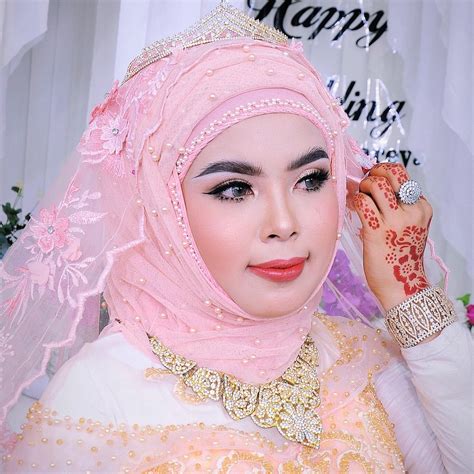 លីហ្សា សំអាងការ ត្បូងឃ្មុំ