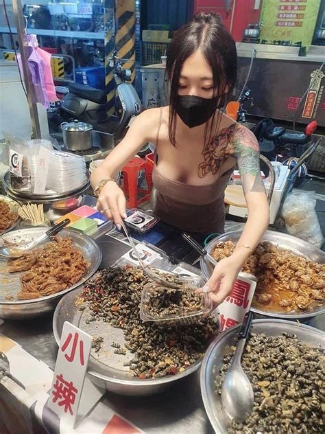 老闆娘低胸賣燒酒螺！「超兇照」網瘋傳爆紅 本尊神到了 新奇 Nownews今日新聞