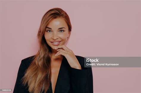 긴 느슨한 직사각형 머리와 자신감 예쁜 사무실 여자의 사진을 닫습니다 갈색에 대한 스톡 사진 및 기타 이미지 갈색 갈색 머리 검은색 Istock