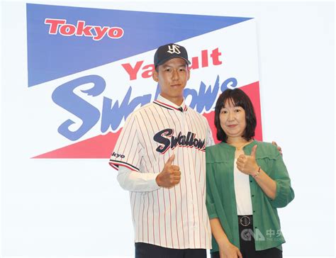新聞 徐翔聖獲養樂多指名 阪神虎迷媽媽穿綠衣喊支持 Baseball板 Disp Bbs