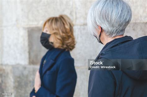 전문 중년 여성을 바라보는 백발의 이탈리아 여성의 뒷모습 2명에 대한 스톡 사진 및 기타 이미지 2명 금발 머리 노인