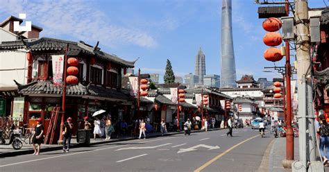 낮에 건물 근처 거리를 걷는 사람들 사진 Unsplash의 무료 상하이 이미지